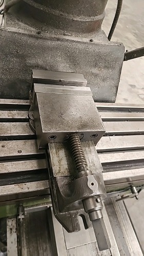 King Rich KR-V3000 Vertical Milling Machine | Hilco Global APAC